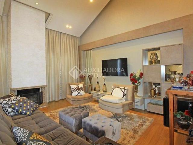Fantástico sobrado a venda com 389m² privativos, em área nobre de Canoas