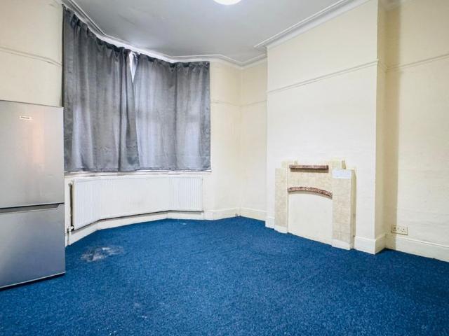 Fanshave Avenue, Barking IG11, 2 bed flat to rent, £1,700 pcm | PrimeLocation