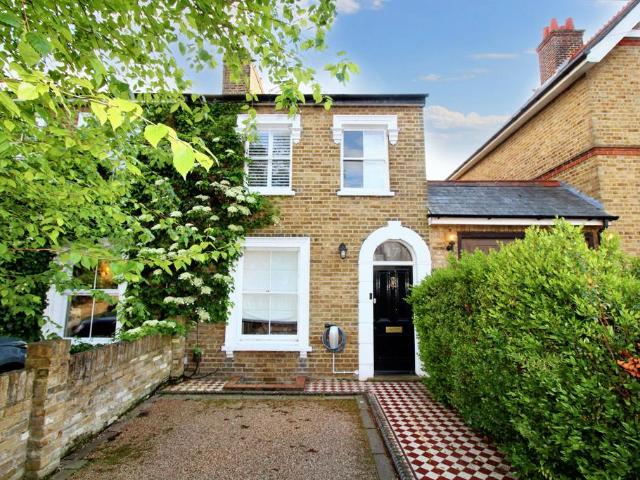 Fanshawe Street, Hertford SG14 3 bed semi detached house to rent £2,950 pcm £681 pw