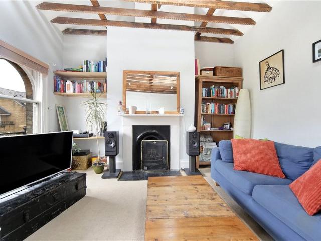 Fabulous 2 bedroom first floor flat on in this great location. The flat has a lovely reception room with a vaulted ceiling, a large bedroom and further smaller bedroom, bathroom and kitchen