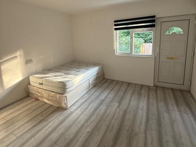 Fabulous new build studio flat in Golders Green