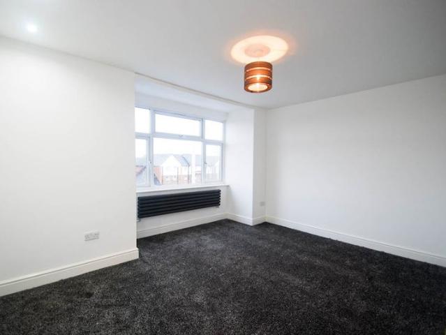 Fabulous one bed flat moments from Redbridge Stn