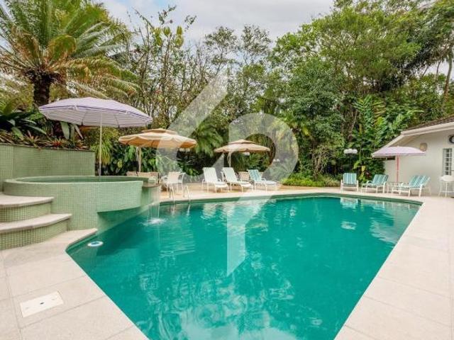 Fabulosa mansão com localização privilegiada no módulo 3 em Riviera de São Lourenço