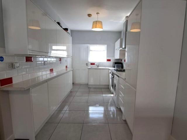 Fab 3 double bed house for students/professionals
