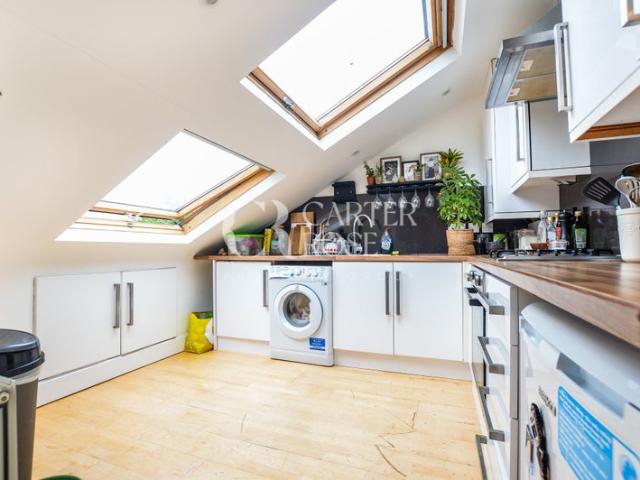 Fab 2 bed top floor flat Gleneldon Road Streatham