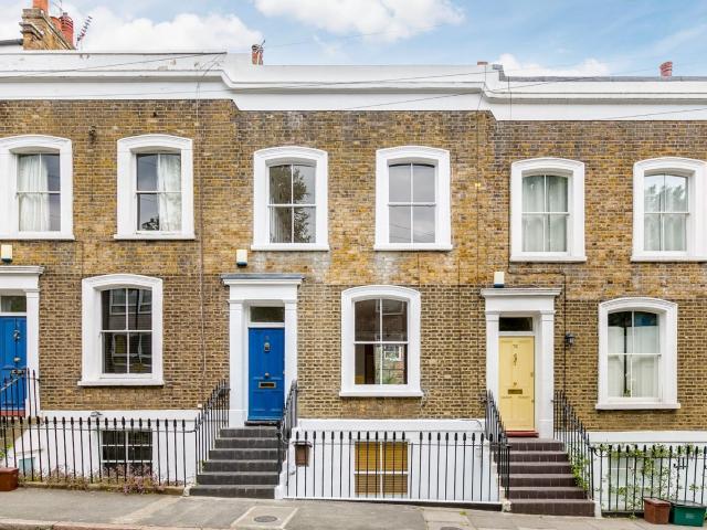 3 bedroom property in Queens Head Street, London, N1 £5,750 pcm | Chestertons