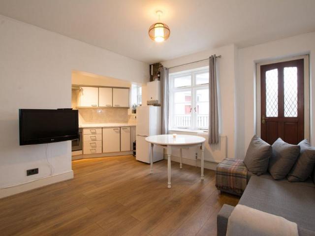 Fairbairn Hall, Plaistow, London, E13 1 bed flat to rent £1,550 pcm £358 pw