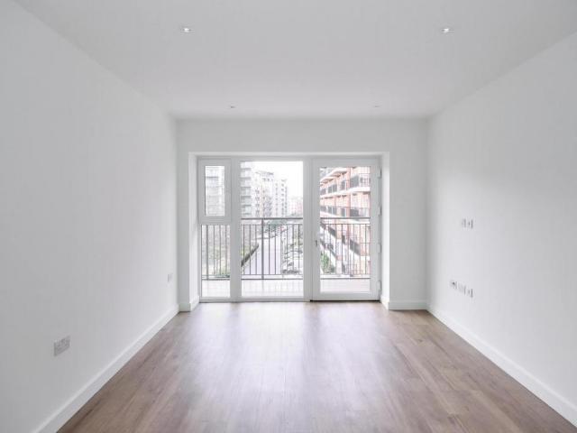 Fairbank House, Barnet NW9 2 bed apartment to rent £2,300 pcm £531 pw