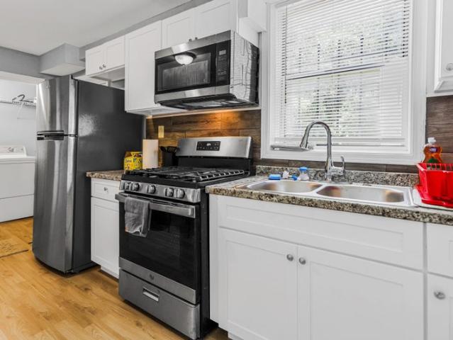 Fairburn Home, a 2 minute walk to transit stop Cam