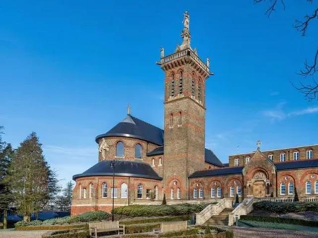 Fairford Court, 6 Holborn Close, London, NW7 4AZ, United Kingdom | 5 bed house for rent #121970401 | Rentberry