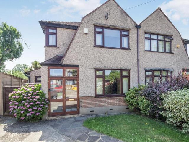 Fairford Close Croydon CR0 3 bed semi detached house to rent £2,350 pcm £542 pw