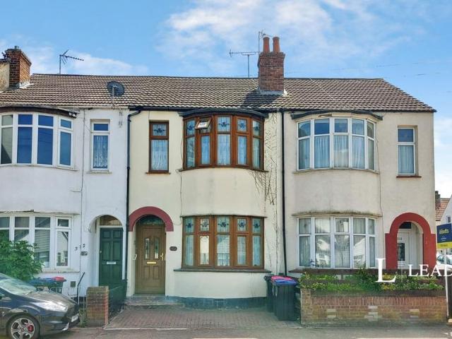 Fairfax Drive, SS0 2 bed terraced house to rent £1,575 pcm £363 pw
