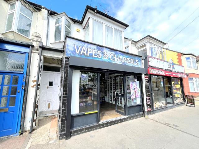 Fairfax Drive, Westcliff on Sea SS0 1 bed ground floor flat to rent £1,050 pcm £242 pw