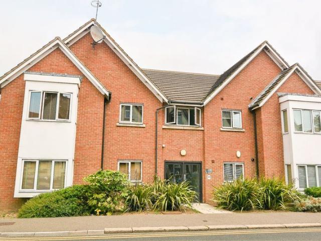 Fairfax Drive, Westcliff On Sea SS0, 2 bed flat to rent, £1,250 pcm | PrimeLocation