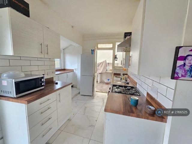 Fairfax Drive, Westcliff On Sea, SS0 4 bed bungalow to rent £2,100 pcm £485 pw