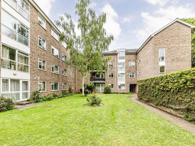 Fairfax Road, Teddington TW11 1 bed flat to rent £1,695 pcm £391 pw