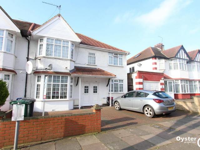 Fairfield Crescent, Edgware, HA8 4 bed apartment to rent £2,050 pcm £473 pw