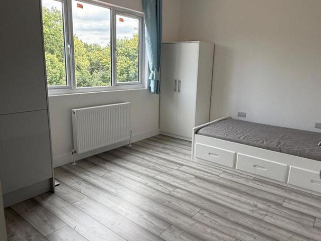 Fairfield Crescent, Edgware HA8, Studio to rent, £1,200 pcm | PrimeLocation