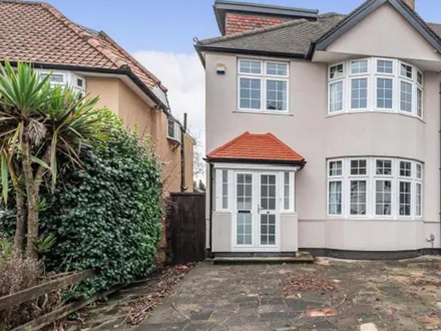Fairfield Avenue, Burnt Oak, London, HA8 9AQ, United Kingdom | 4 bed duplex for rent #114750694 | Rentberry