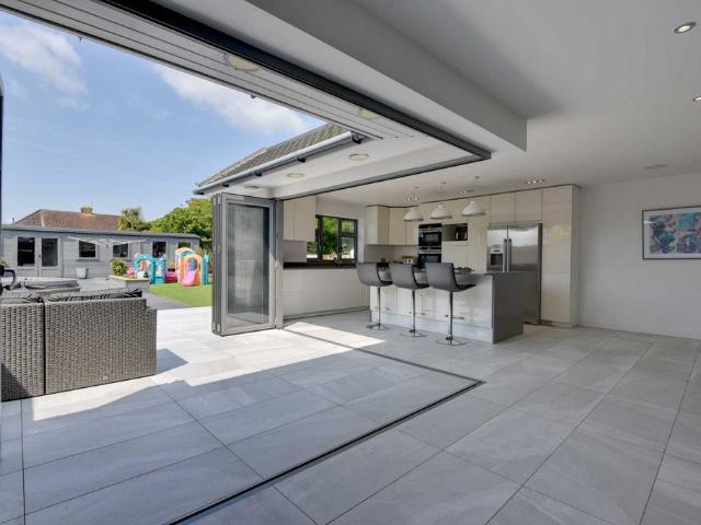 Fairfield Gardens, Portslade 3 bed detached bungalow to rent £2,850 pcm £658 pw