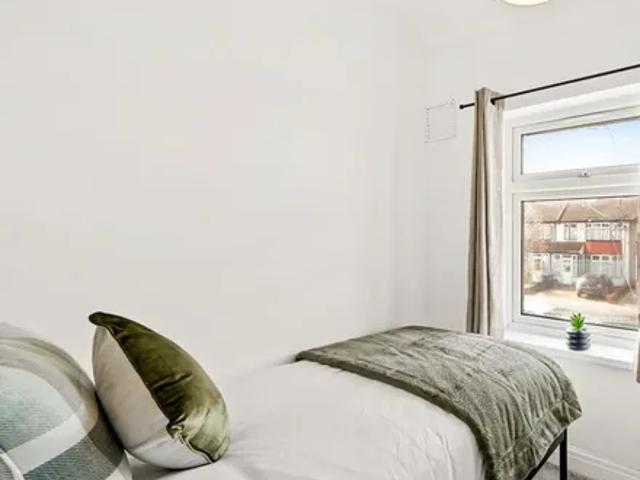 Fairfield Drive, London, UB6 7DE, United Kingdom | Room for rent #123818702 | Rentberry