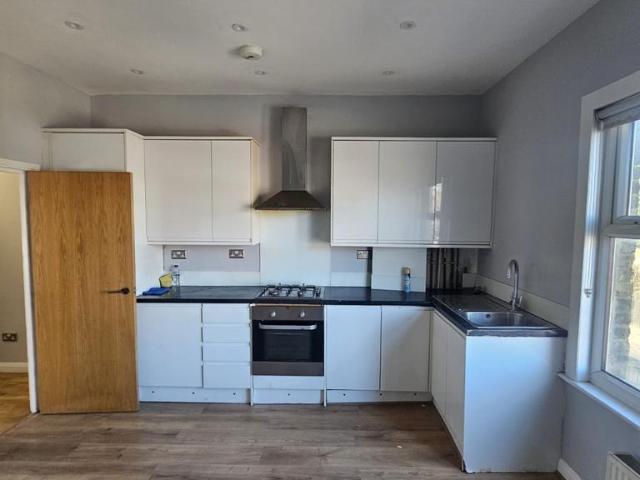 Fairfield Street SW18 2 bed flat to rent £2,450 pcm £565 pw