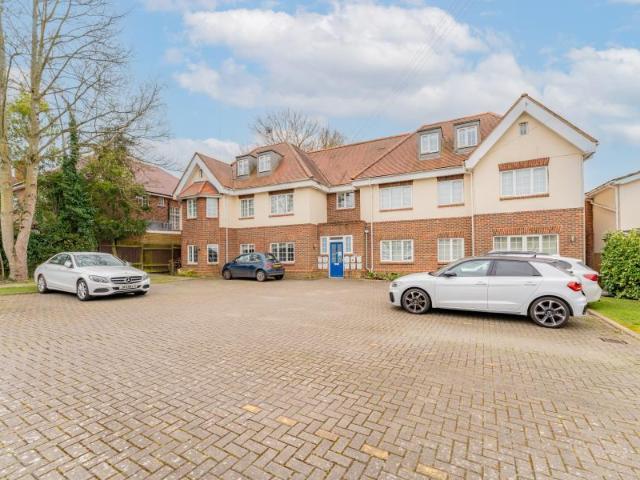 Fairfield Road, Uxbridge, UB8 1AZ 2 bed apartment to rent £1,750 pcm £404 pw