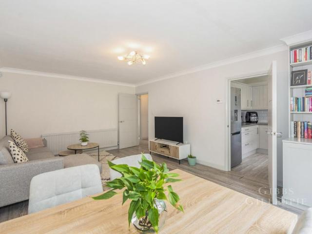 Fairfield Road, Uxbridge, UB8 2 bed flat to rent £1,750 pcm £404 pw