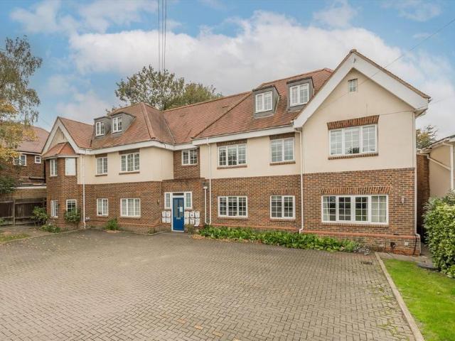 Fairfield Road, Uxbridge UB8 2 bed flat to rent £1,750 pcm £404 pw
