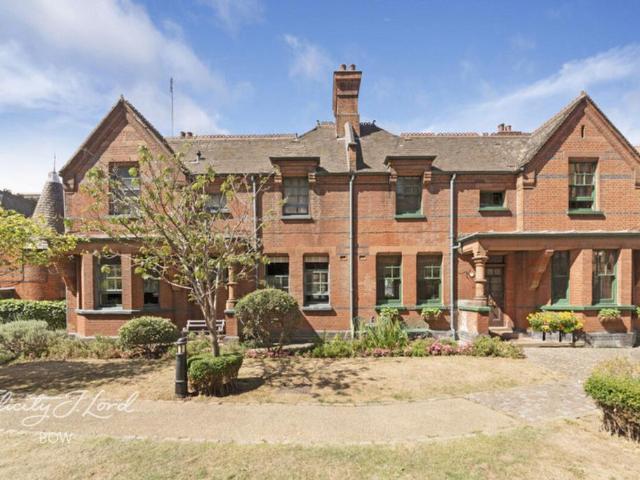 Fairfield Road, London 2 bed apartment to rent £2,300 pcm £531 pw