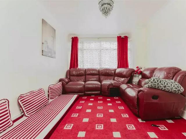 Fairholme Crescent, Hayes UB4 3 bed semi detached house to rent £2,400 pcm £554 pw