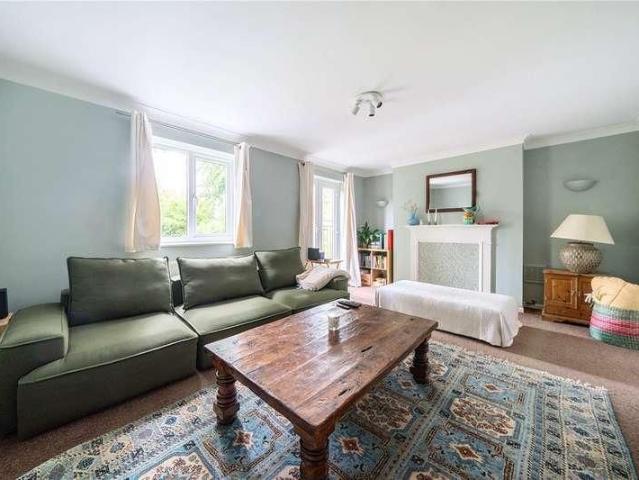 Fairholme Gardens, Farnham, Surrey, GU9