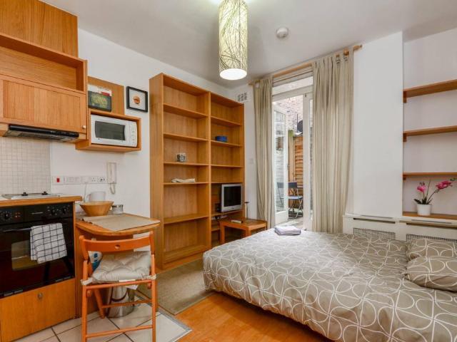 Fairholme Road, West Kensington. Studio to rent £1,712 pcm £395 pw