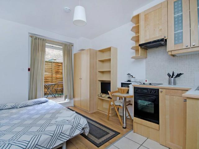 Fairholme Road, West Kensington. Studio to rent £1,712 pcm £395 pw