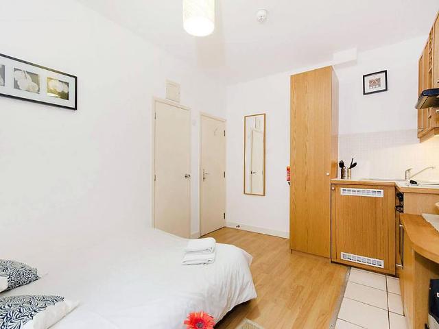 Fairholme Road, West Kensington. Studio to rent £1,712 pcm £395 pw