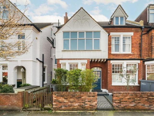 Fairlawn Avenue, London W4 2 bed flat to rent £2,253 pcm £520 pw