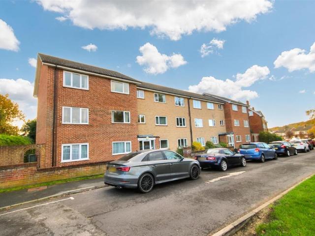 Fairlands Avenue, Fairlands 2 bed flat to rent £1,550 pcm £358 pw