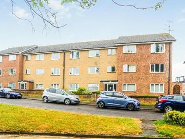Fairlands Avenue, Fairlands, 3 Bedroom Flat