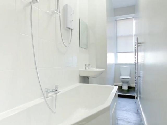 Fairlie Park Drive, Glasgow G11 1 bed flat to rent £1,050 pcm £242 pw