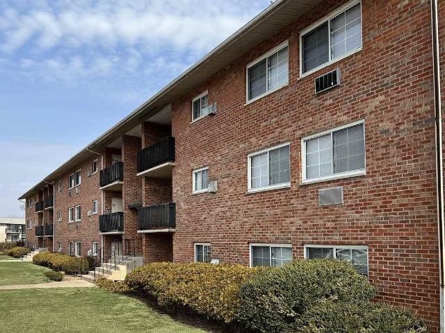 Fairmount Park Studio Apartment for Rent at 400 W Crestwood Dr, Camp Hill, PA 17011