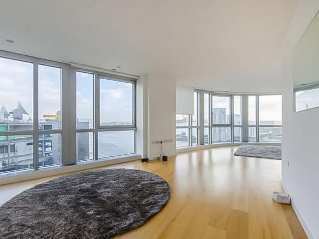 Fairmont Avenue, Canary Wharf. 2 bed flat to rent £3,000 pcm £692 pw