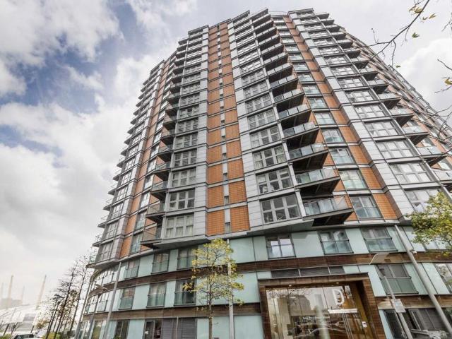 Fairmont Avenue, London E14 2 bed flat to rent £2,821 pcm £651 pw