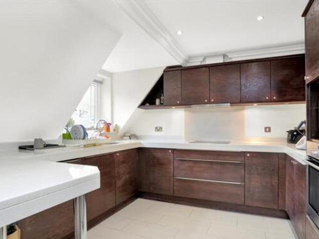 Fairmile Common, Lakewood, Cobham, 3 Bedroom Flat