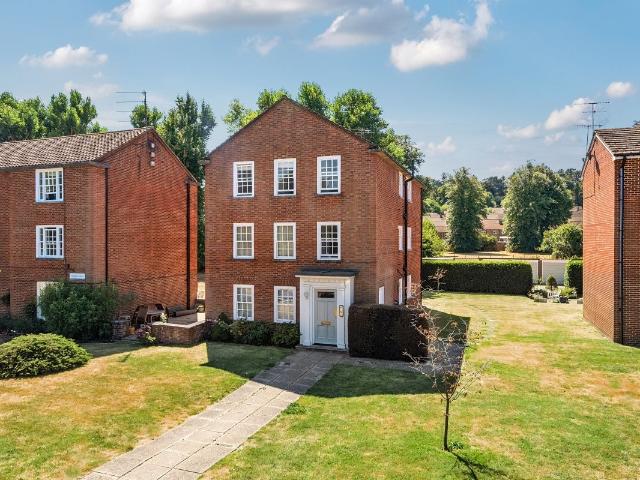 Fairmile, Henley On Thames RG9, 3 bed flat to rent, £2,450 pcm | PrimeLocation