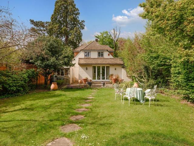 Fairmile Lane, Cobham, KT11 2 bed detached house to rent £3,150 pcm £727 pw