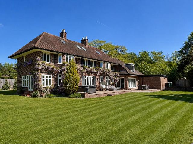 Fairmile Lane, Cobham, Surrey, KT11 5 bed detached house to rent £10,000 pcm £2,308 pw