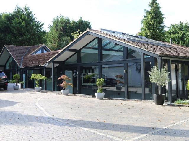 Fairmile Park Road, Cobham, KT11 6 bed detached house to rent £4,500 pcm £1,038 pw