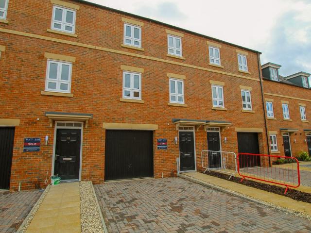 Fairstone, Newbury RG14, 3 bed town house to rent, £2,500 pcm | PrimeLocation