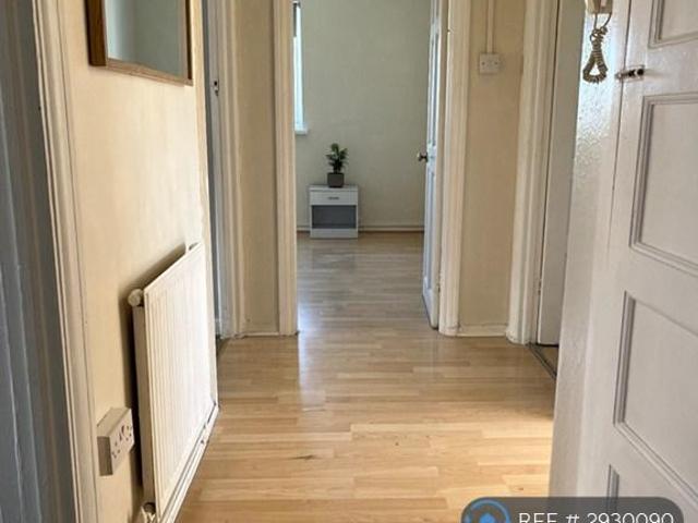 Fairwood Court, London, E11 2 bed flat to rent £1,750 pcm £404 pw