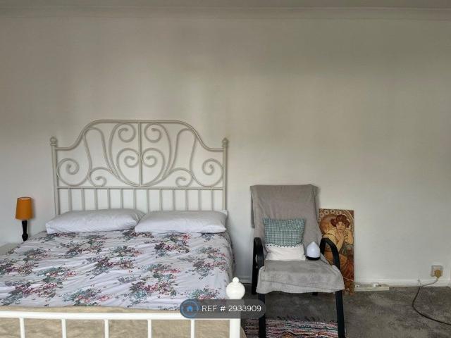 Fairway, Chertsey KT16, Room to rent, £750 pcm | PrimeLocation